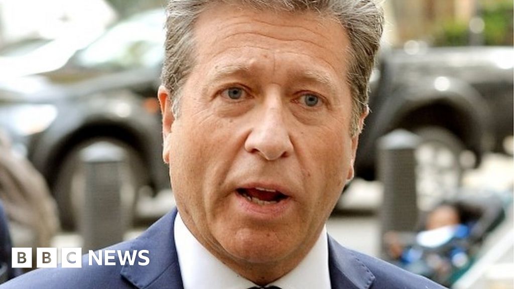 DJ Neil Fox 'forcibly kissed 15-year-old girl' - BBC News