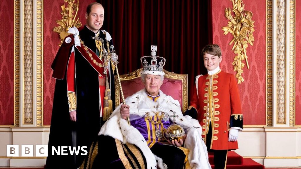 Coronation photo shows King Charles with Prince William and Prince George