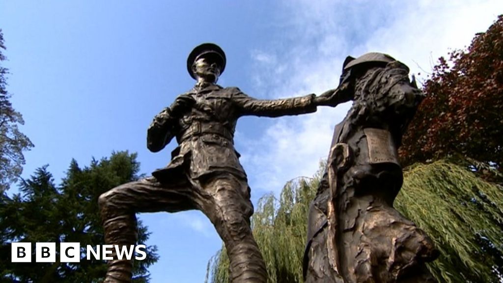 Wilfred Owen statue unveiled in Oswestry - BBC News