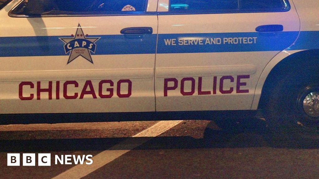 Chicago police investigated for slamming man to the ground - BBC News