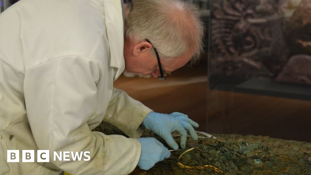 Final coin removed from Jersey's huge Celtic hoard - BBC News
