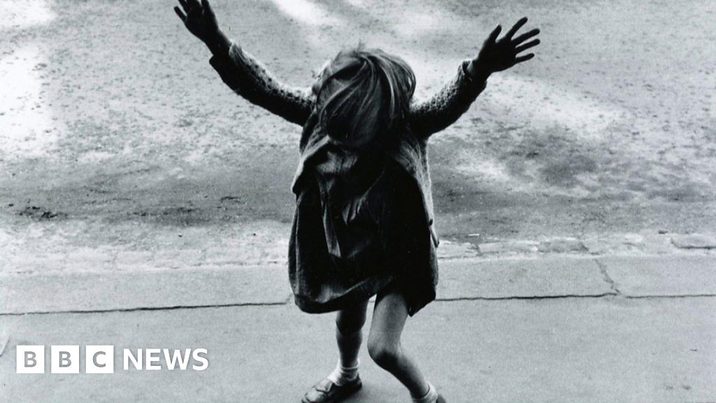 Roger Mayne's photographs capture 1950s street life - BBC News
