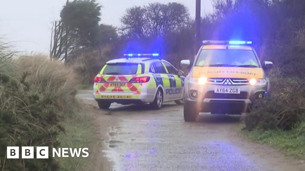 Hemsby high tides force seaside homes to be evacuated - BBC News