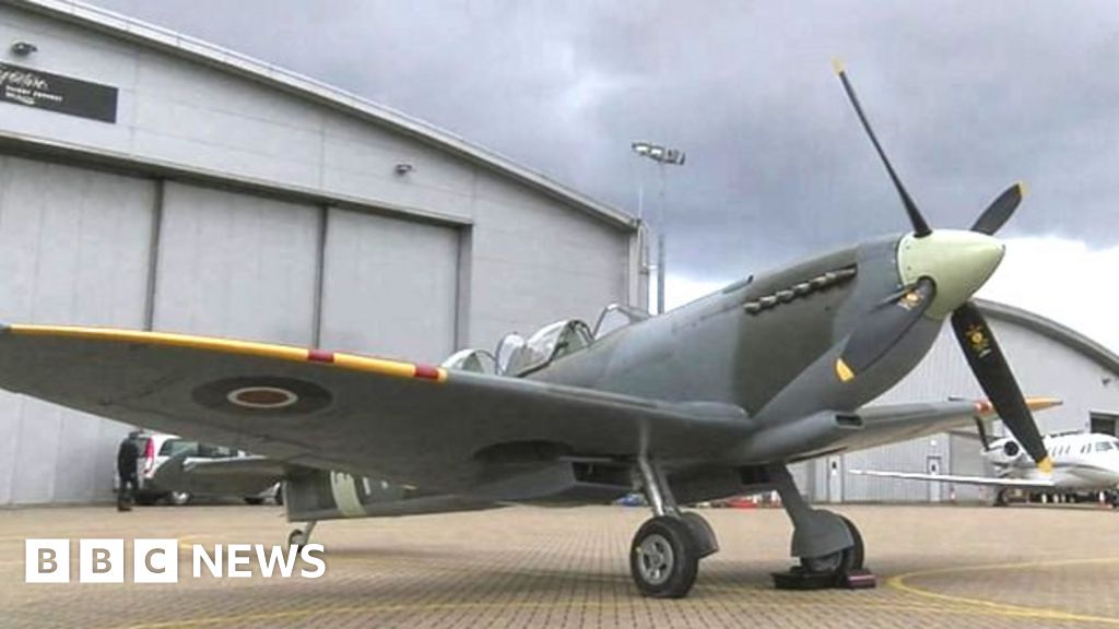 Spitfire at 80: Learning to fly the iconic warplane - BBC News