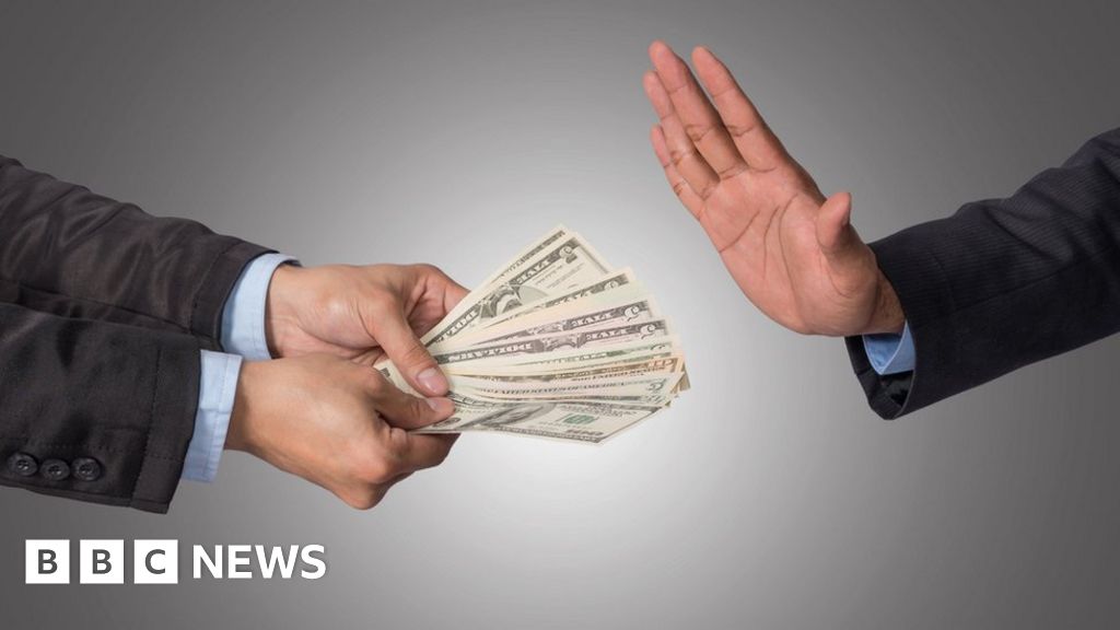 Executive pay is eroding confidence, says group of UK bosses - BBC News