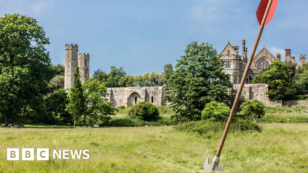 Battle of Hastings 950th year sees red-tipped arrow hunt - BBC News