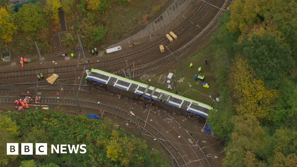 Mayor writes to tram crash investigators over driver claims - BBC News