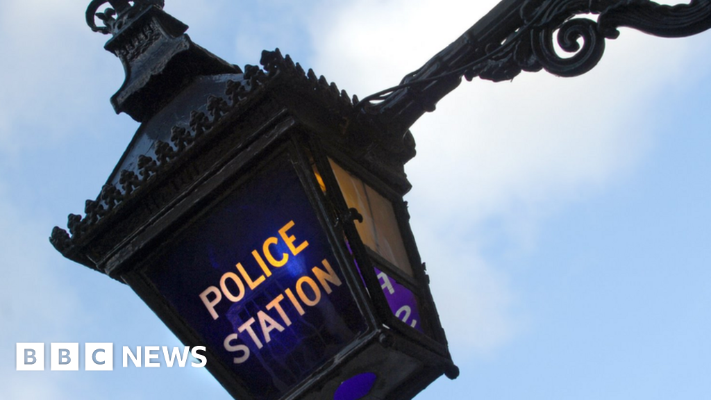 Victorian-style blue lamps placed on Leicestershire police stations - BBC News
