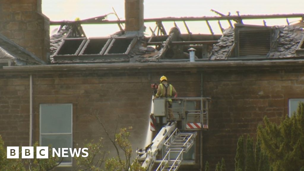Fire crews fight blaze at Glasgow Golf Club in Bearsden - BBC News