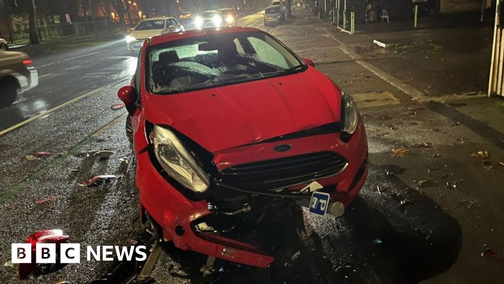 Hull: Drink-drive arrest after cars damaged in crash - BBC News