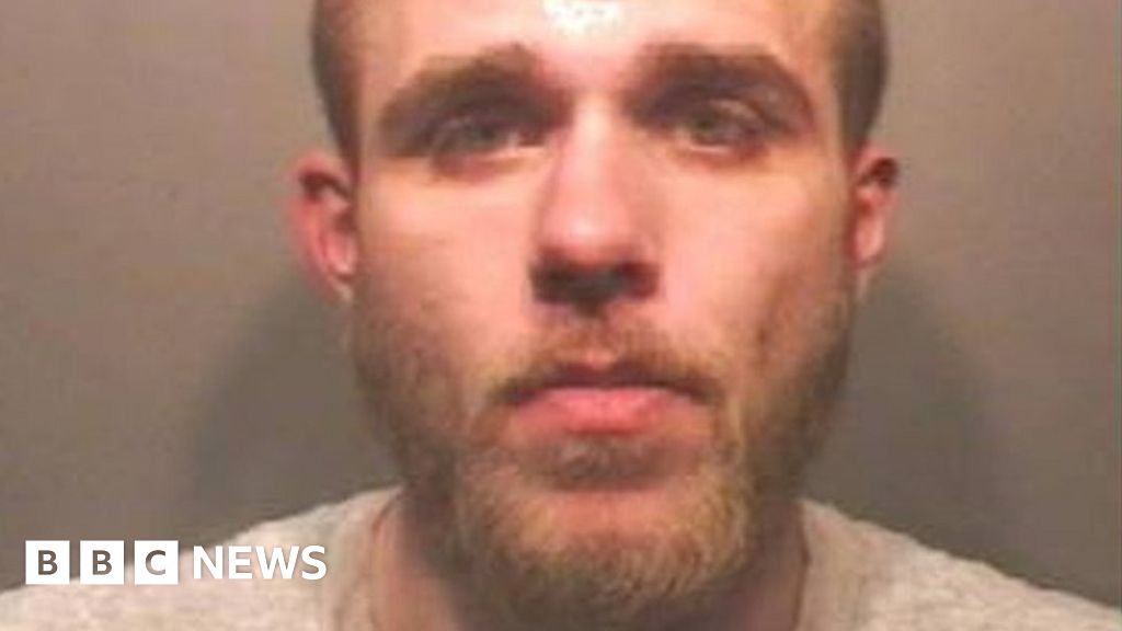 'Tea towel mask' armed Luton mosque robber jailed