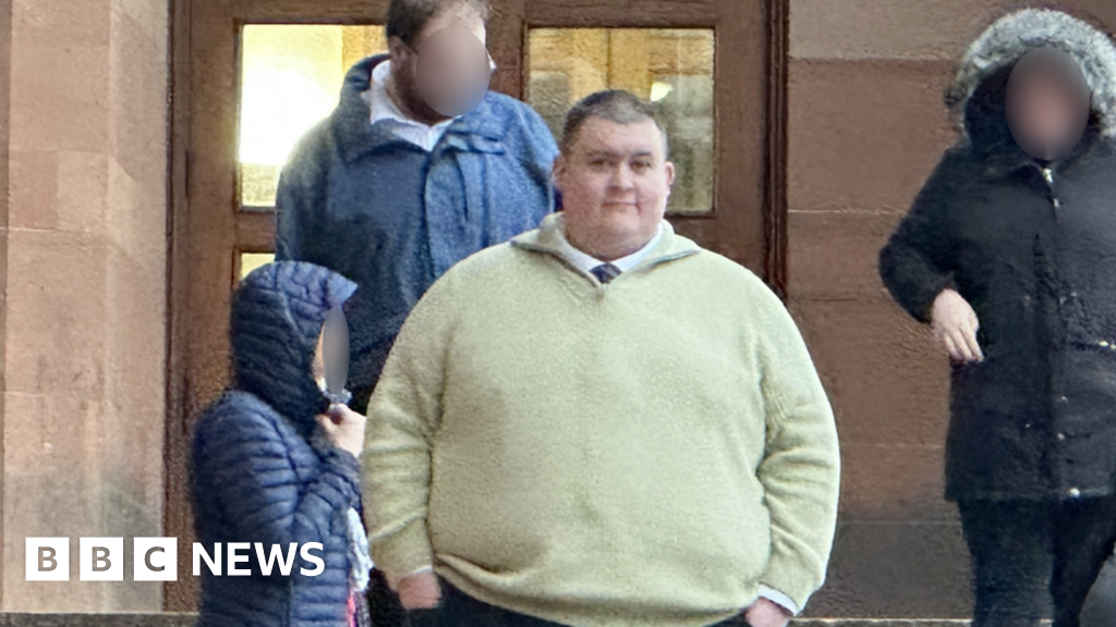 Gateshead driver denies sending sexual messages to child - BBC News