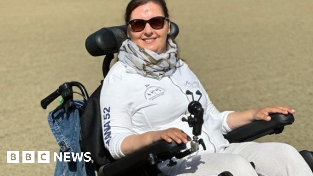 Paralysed Wiltshire woman to take part in London Marathon - BBC News
