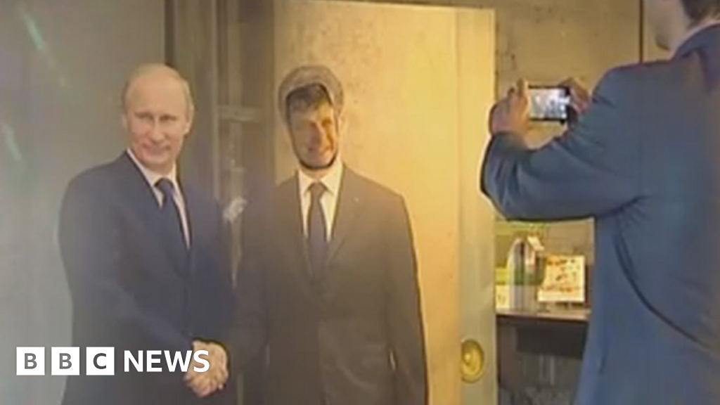 Russia's 'patriotic' Putin cafe divides opinion - BBC News