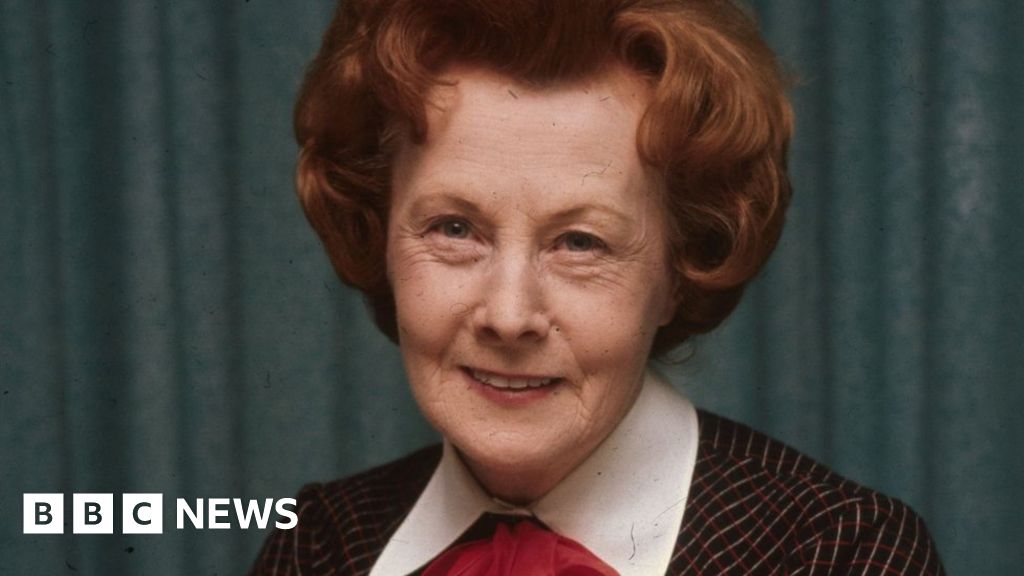 Barbara Castle: Statue plan to honour former Blackburn MP - BBC News