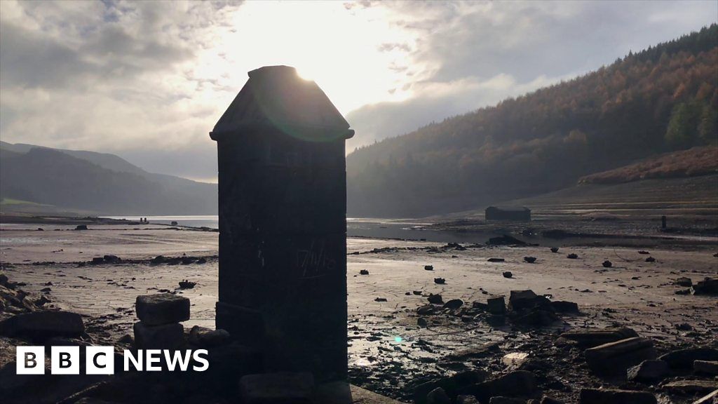Ladybower Reservoir's low water reveals 'drowned' village - BBC News