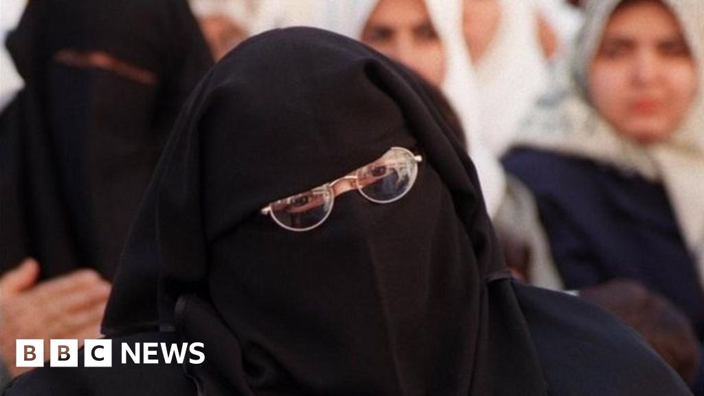 Plans for 'first' women-led mosque discussed - BBC News