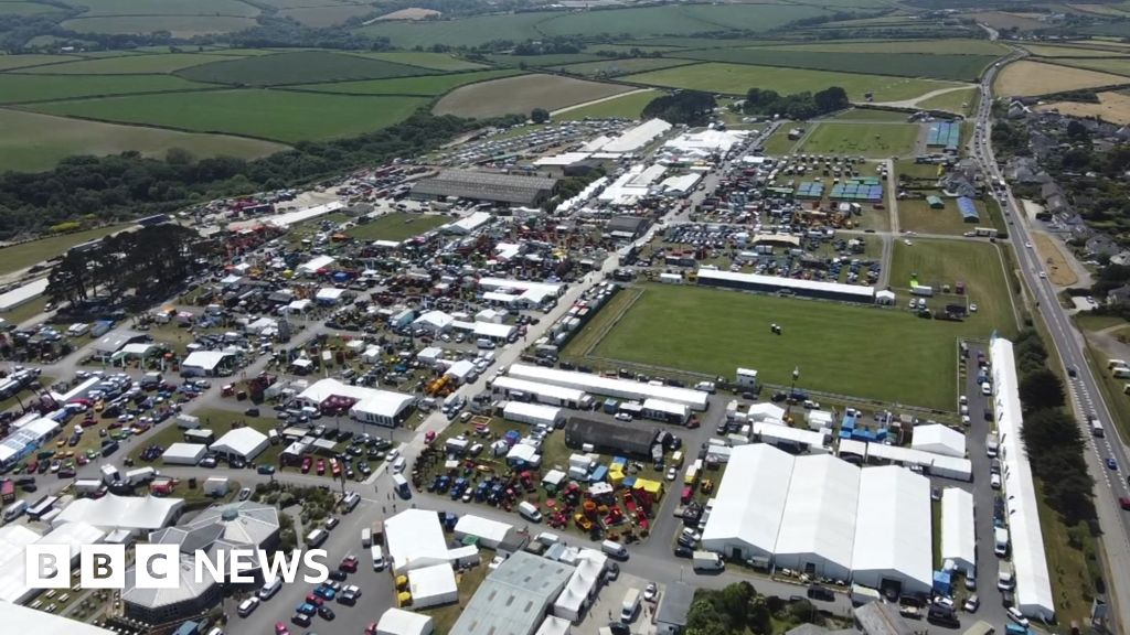 Royal Cornwall Show draws thousands on opening day - BBC News