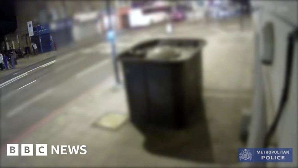 Finsbury Park: Van attack CCTV seen by trial jury - BBC News