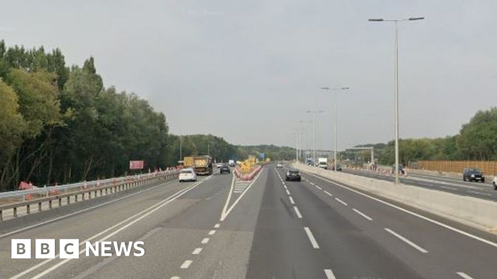 M4 Berkshire closures remain in place after man's body found - BBC News