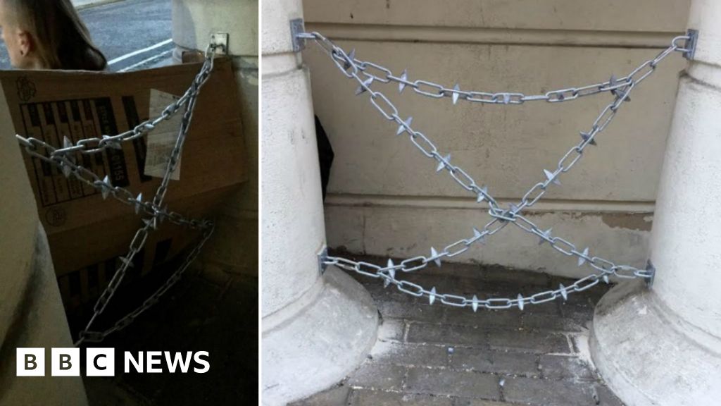 Spiked chains block York homeless man's spot - BBC News