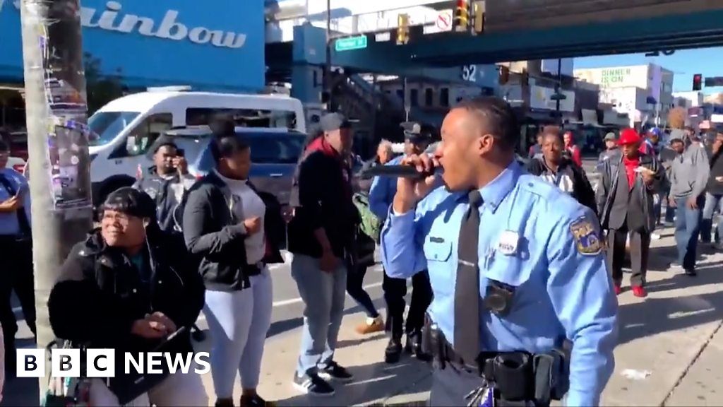 Philadelphia police hold karaoke community events - BBC News