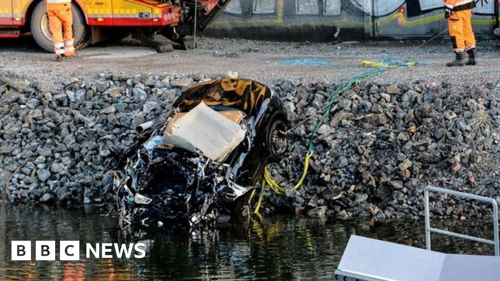 Eyewitness describes Viola Beach car crash - BBC News