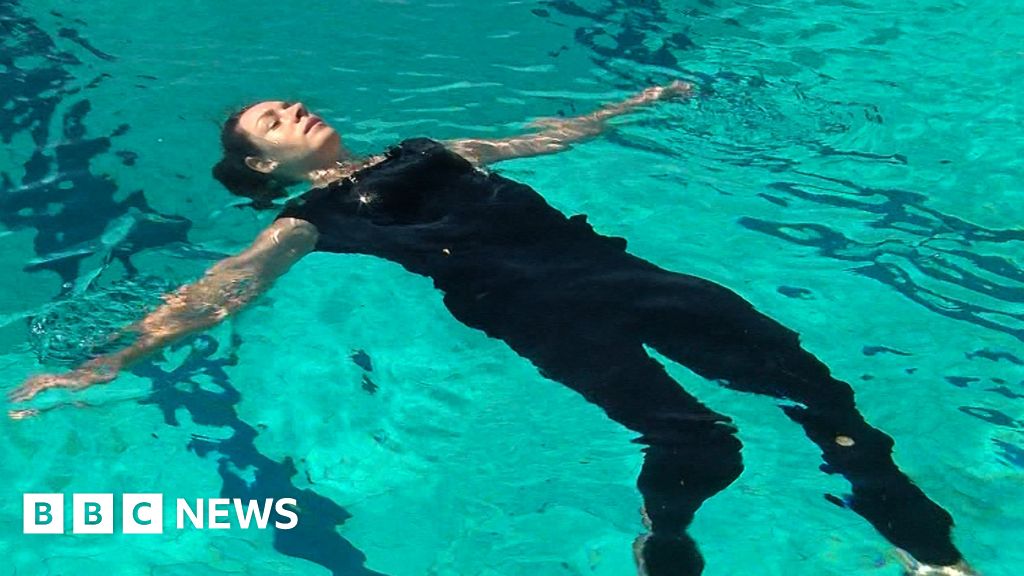 RNLI cold water shock skills that could save lives - BBC News