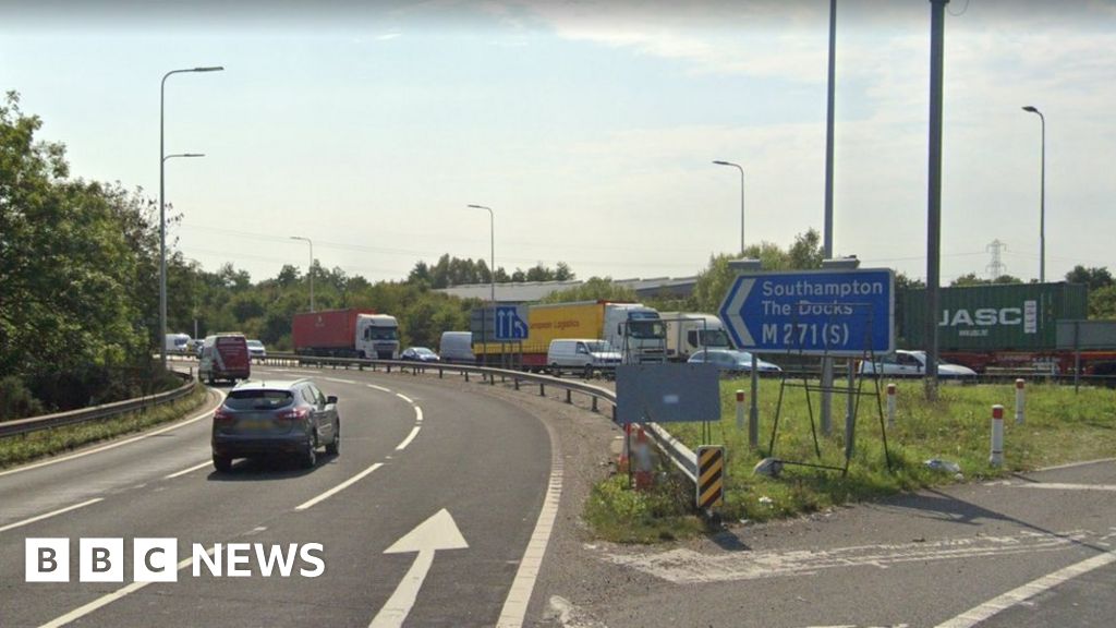 Man dies in multi-vehicle M271 crash in Southampton - BBC News