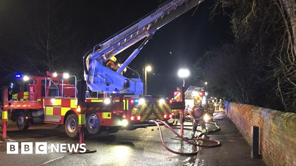 Clifton fire spreads through derelict Grade II listed building - BBC News