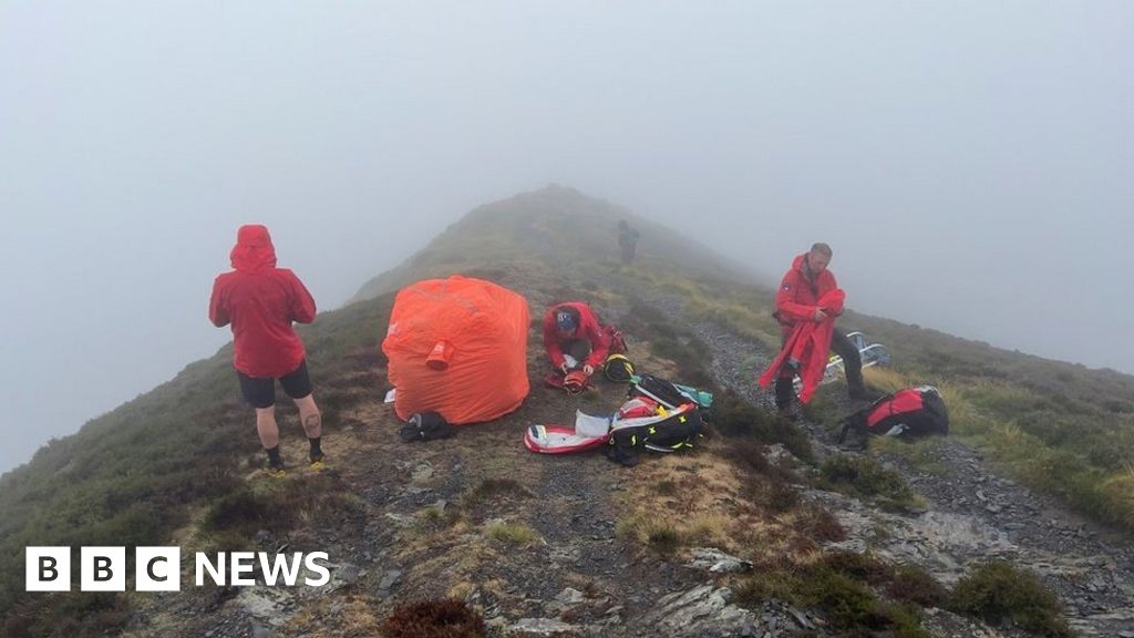 Blencathra: Bob Graham runner rescued after breaking ankle - BBC News