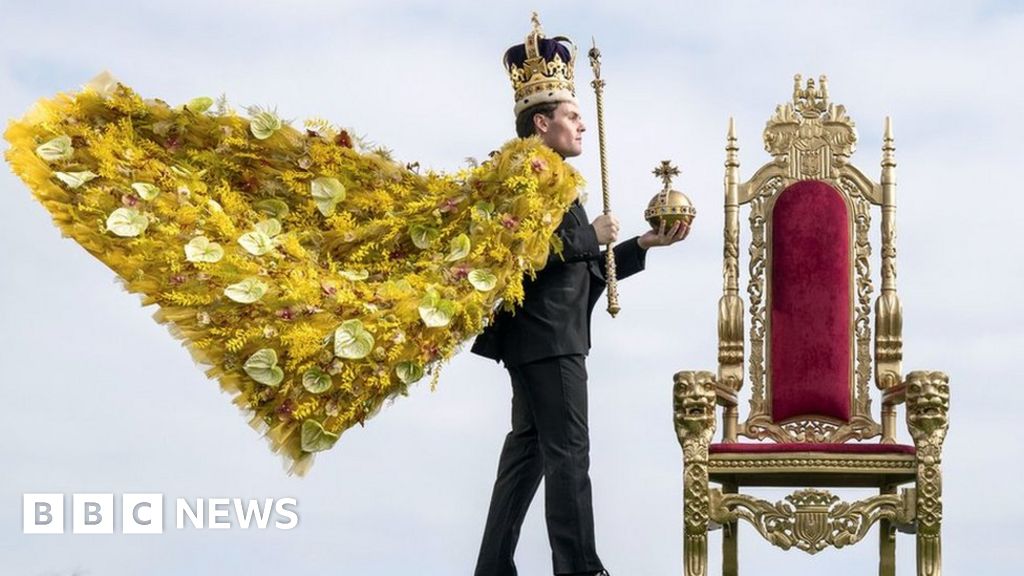 Harrogate Flower Show: Coronation cloak takes centre stage