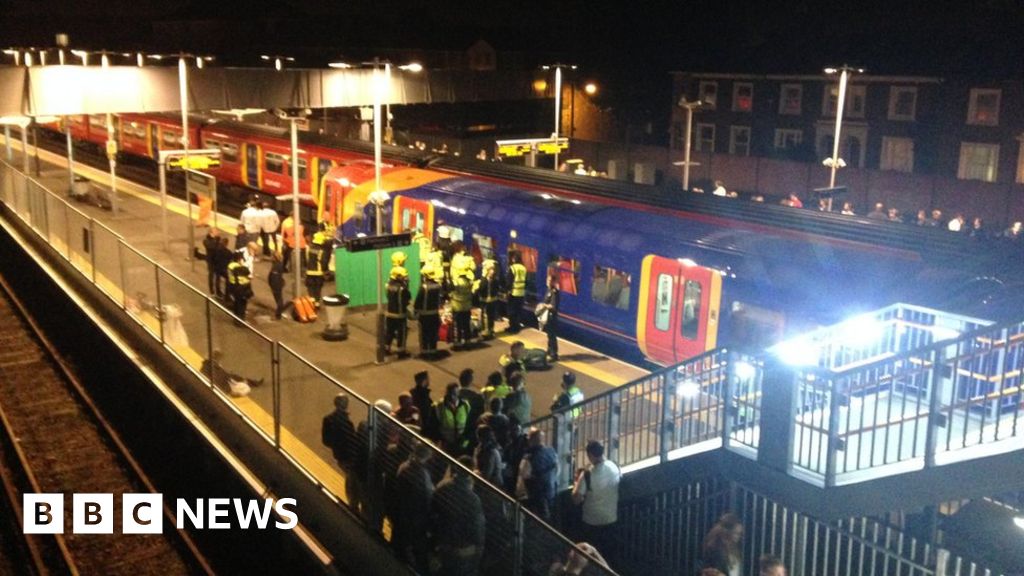 Man hit by train at Twickenham 'accidentally', police say - BBC News