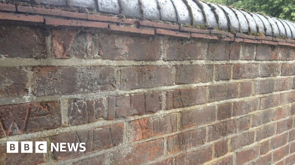 Southampton's eroding D-Day wall to be digitally recorded - BBC News