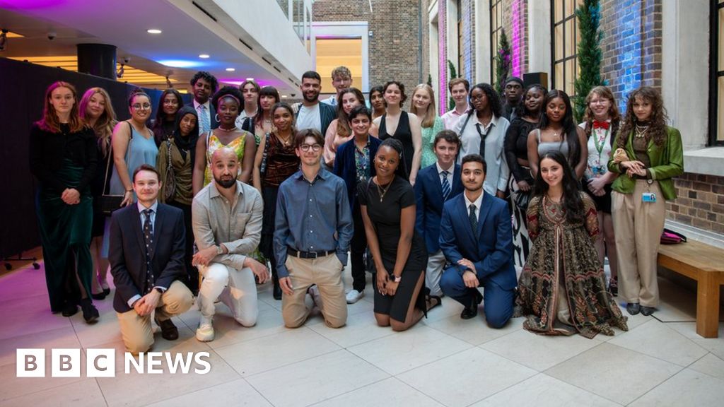 Disadvantaged students complete new Cambridge course - BBC News