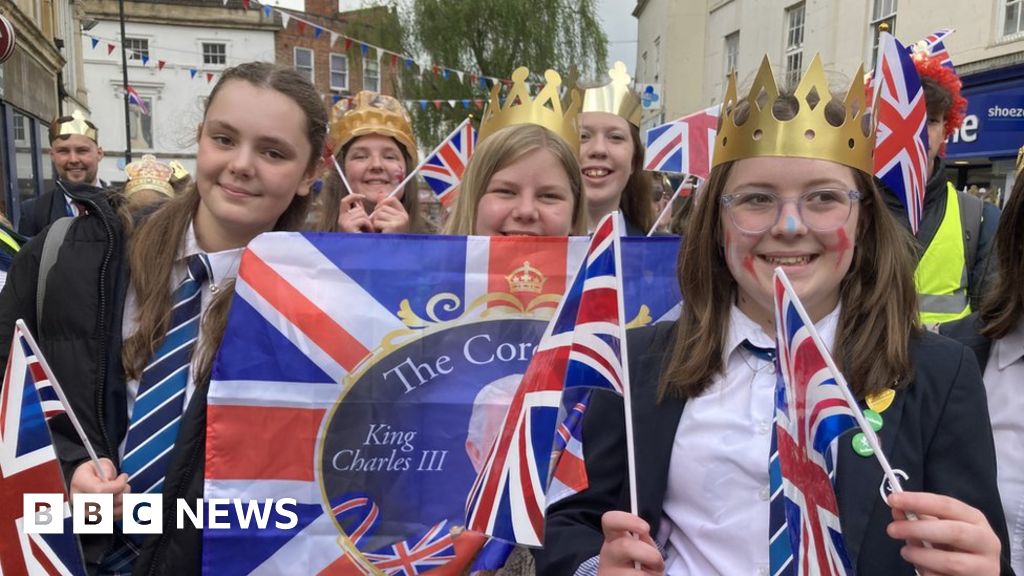 Trowbridge recreates queen's coronation parade for King Charles