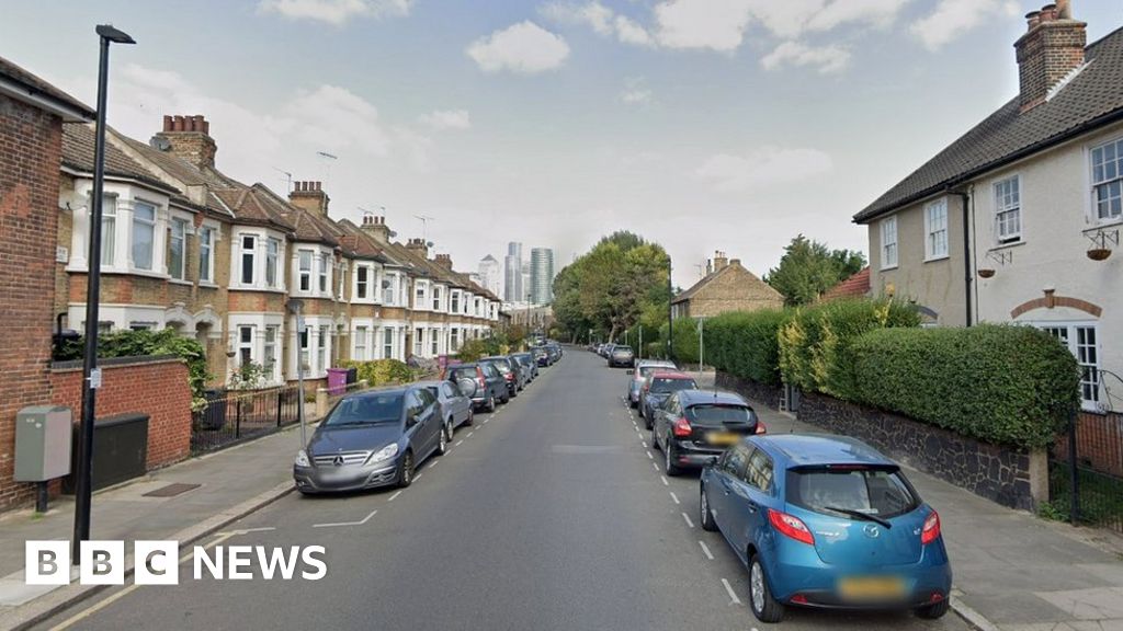 Tower Hamlets street fight: Man stabbed to death