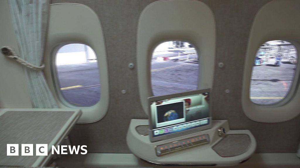 Emirates Airline tests virtual plane windows - BBC News