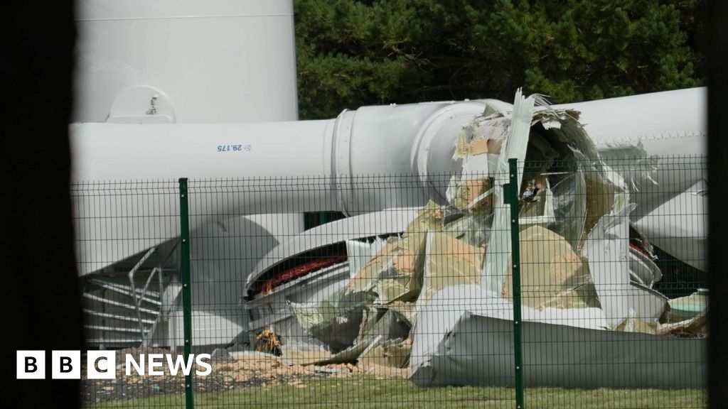 Wind turbine blades crash to ground in Perth