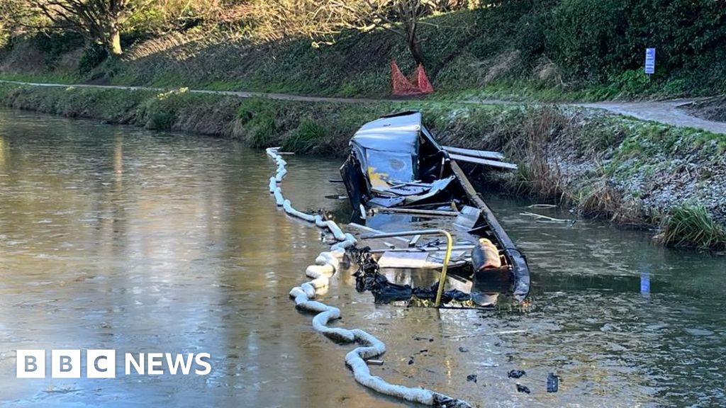 Devizes: Sunken boat still not removed weeks after fire - BBC News