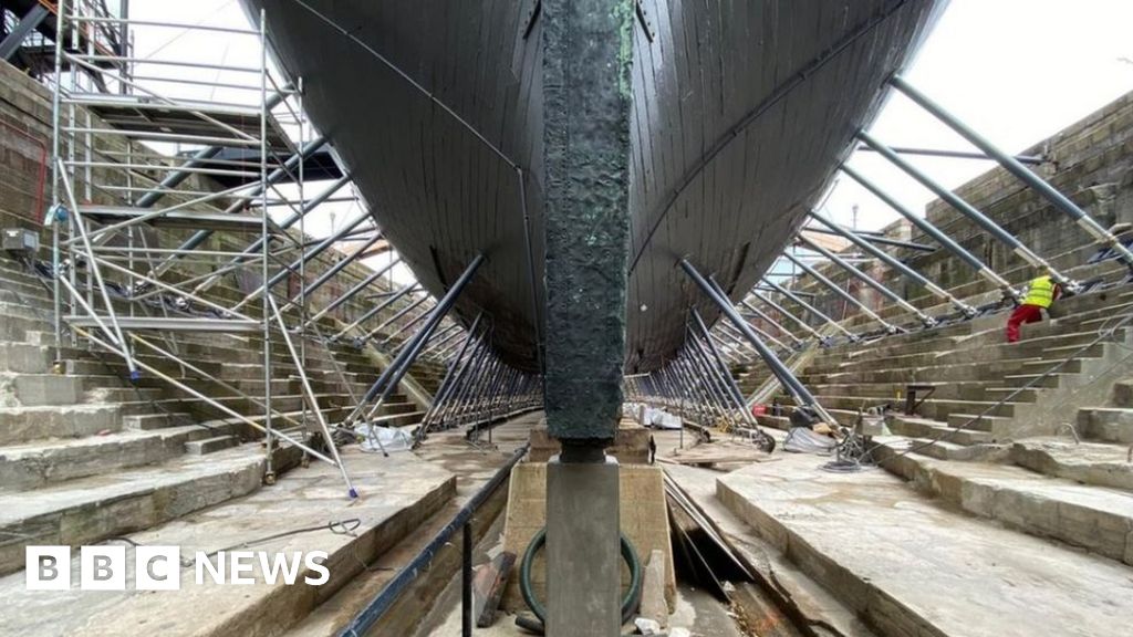 Lord Nelson's HMS Victory: Visitors able to walk beneath ship - BBC News