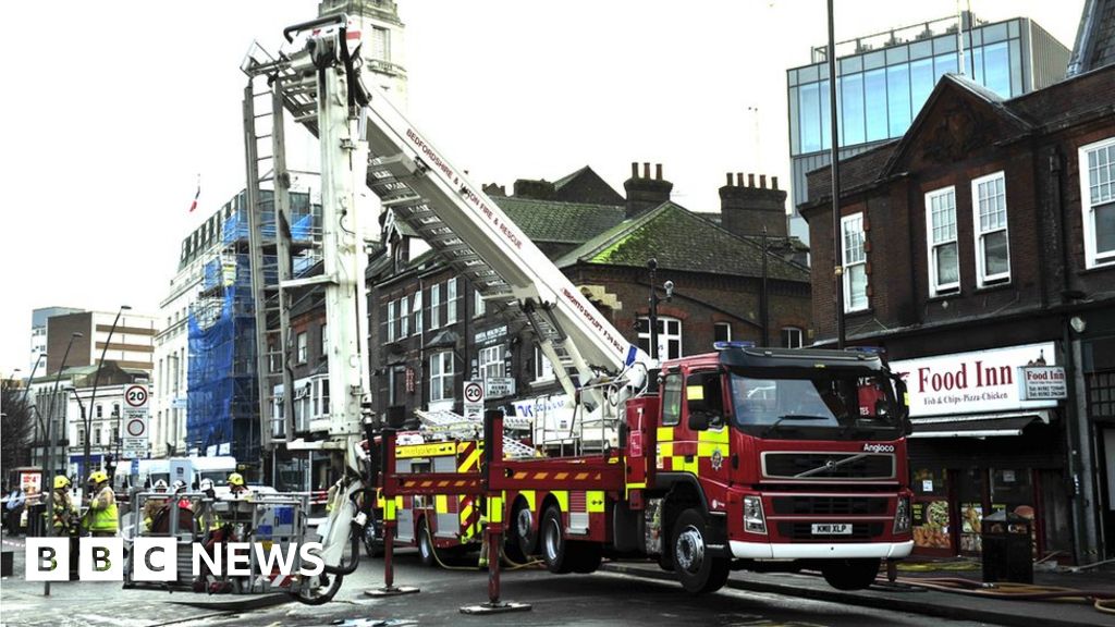 Luton town centre fire: Road closed for four hours - BBC News