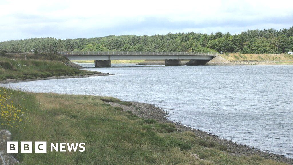 Water scarcity: River ban extended in eastern Scotland - BBC News