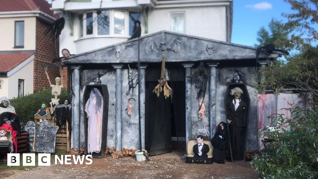 Macabre mausoleum attracts Tamworth Halloween visitors - BBC News