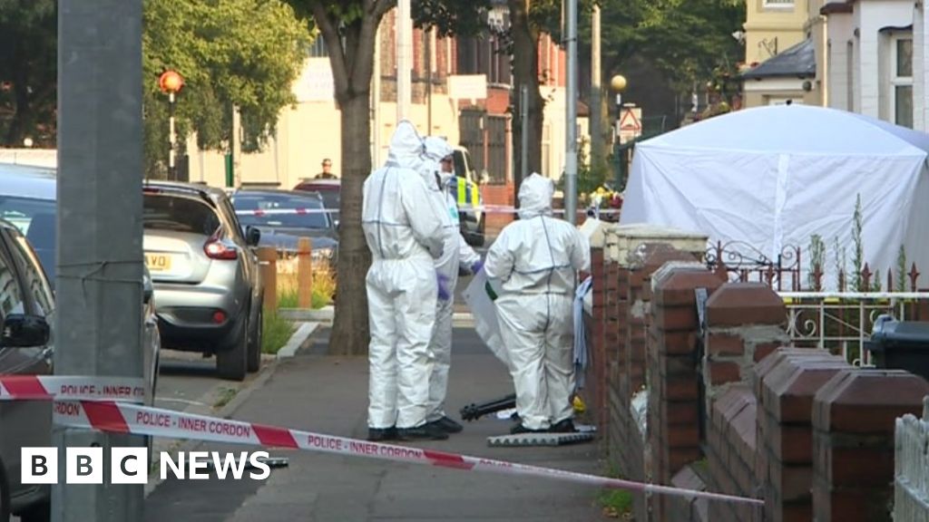 Grangetown stabbing: Murder probe after man dies in Cardiff Grangetown stabbing: Murder probe after man dies in Cardiff