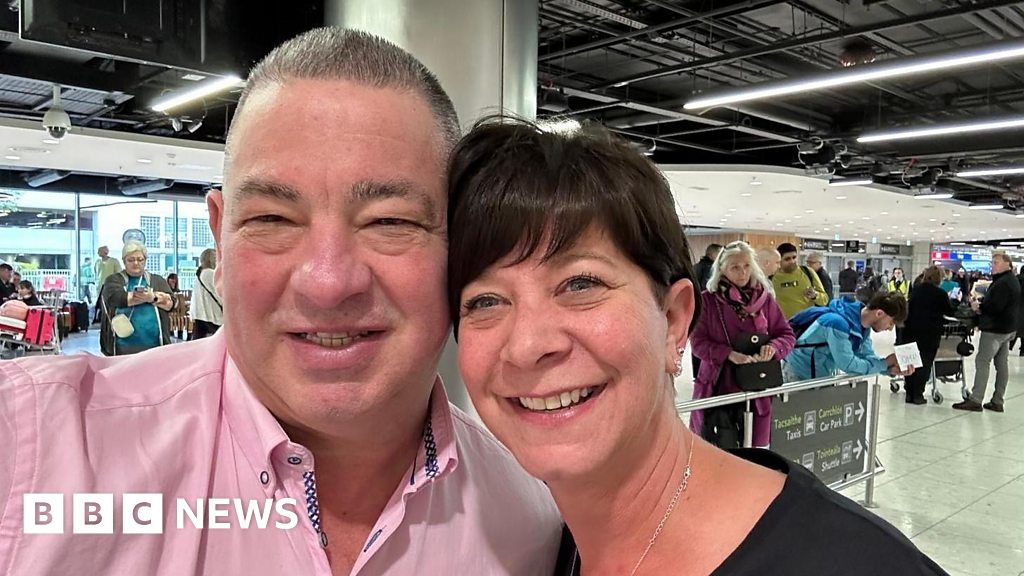 Long-lost siblings' emotional meeting at Dublin Airport - BBC News