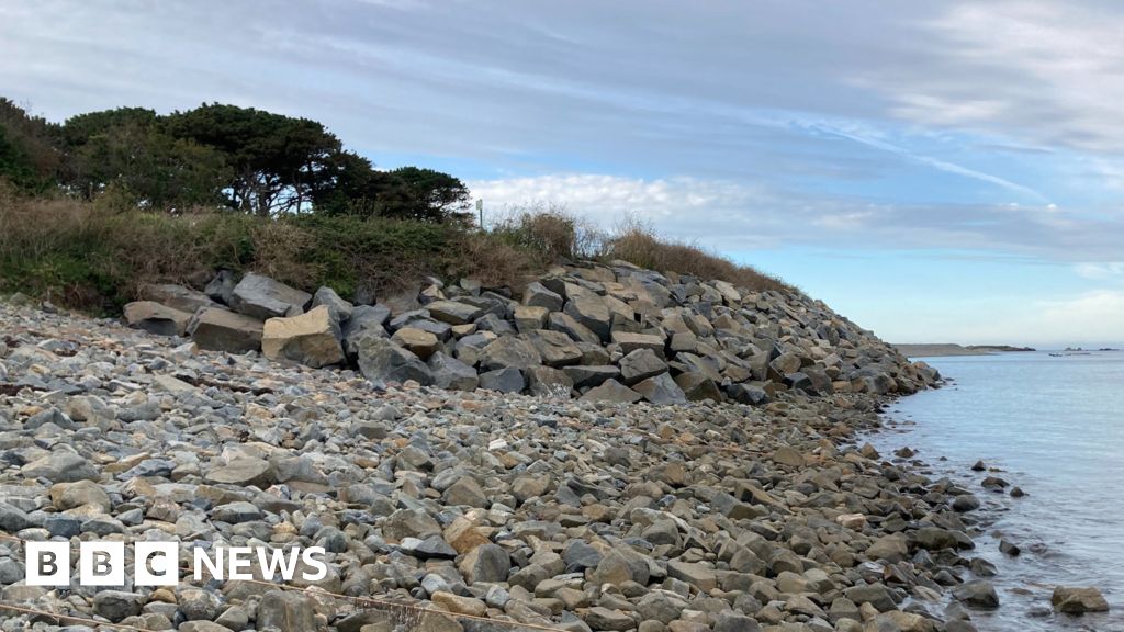 Boulder repair works start at Bordeaux - BBC News