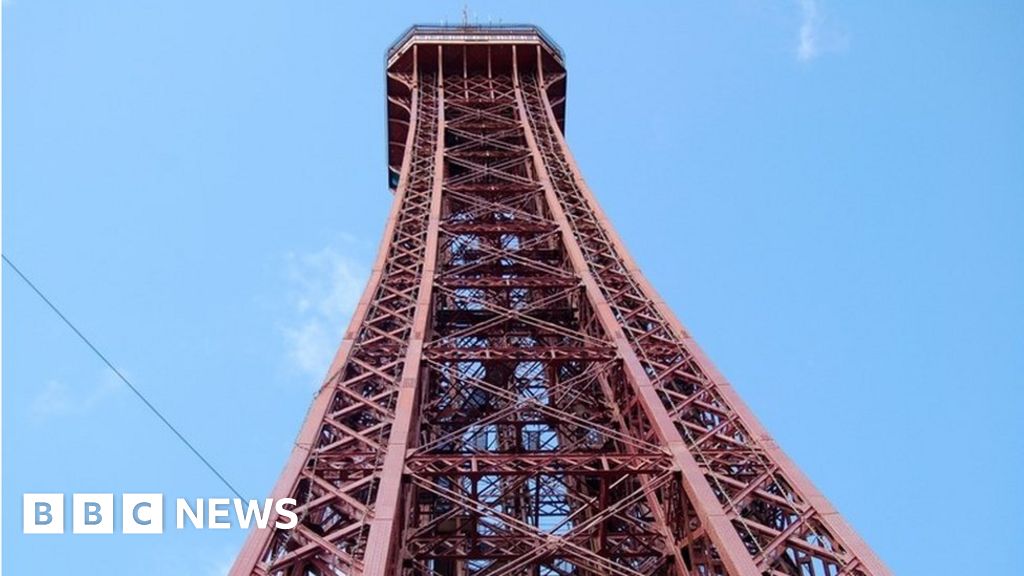 Blackpool Tower wins civil engineering heritage award - BBC News