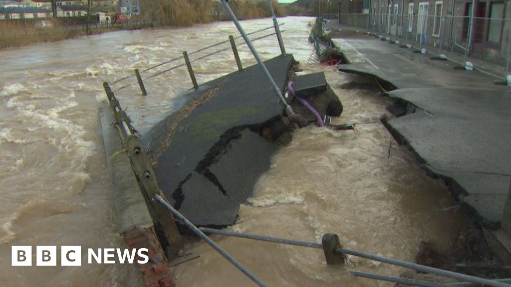 Hawick homes and businesses count cost of floods - BBC News