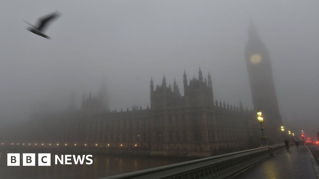 In pictures: Fog covers much of UK - BBC News